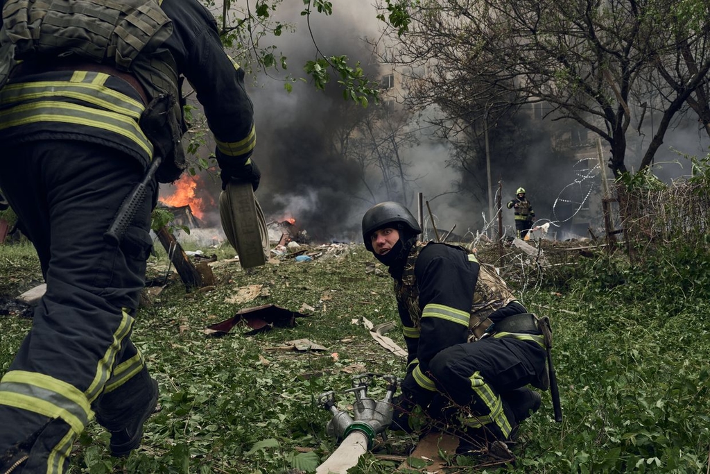 Russia's primitive glide bombs are still outmatching Ukraine's air ...