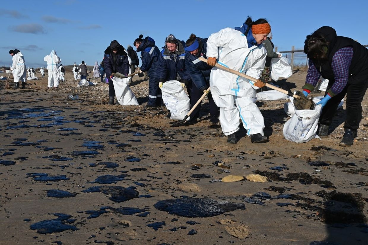 Russia's oil tanker crash causes 'worst ecological catastrophe,' with ...