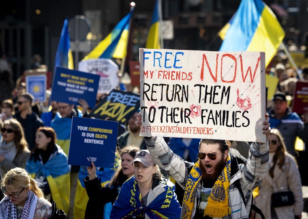 Amid growing Russian, US pressure, world rallies in support of Ukraine