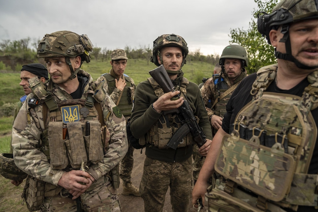 Ukrainian government allows men aged 18-22 to go abroad