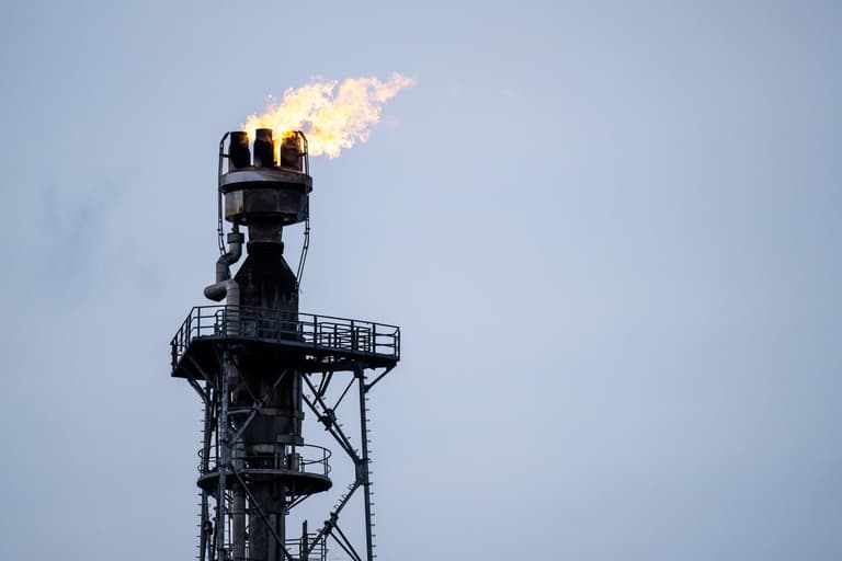 Moscow oil refinery suspends unit's operations following large-scale ...