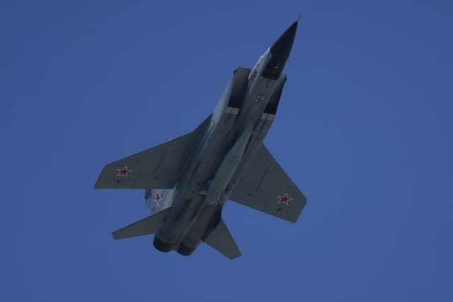 Russian MiG-31 fighter jet crashed in western region during landing ...