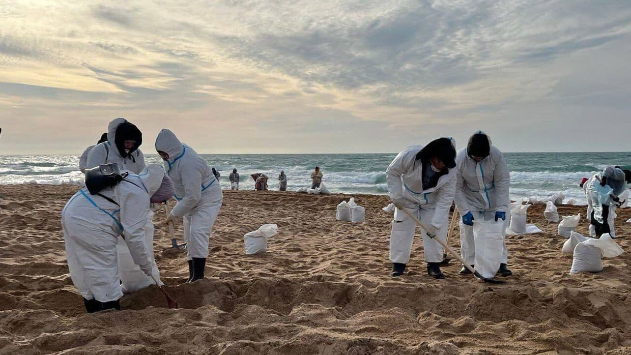 Russia's oil tanker crash causes 'worst ecological catastrophe,' with ...