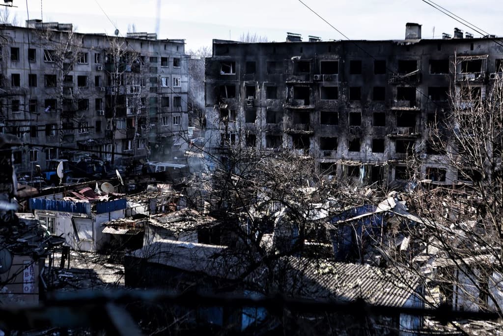 Russian forces pierce Ukrainian defense in Donetsk Oblast, bypassing ...
