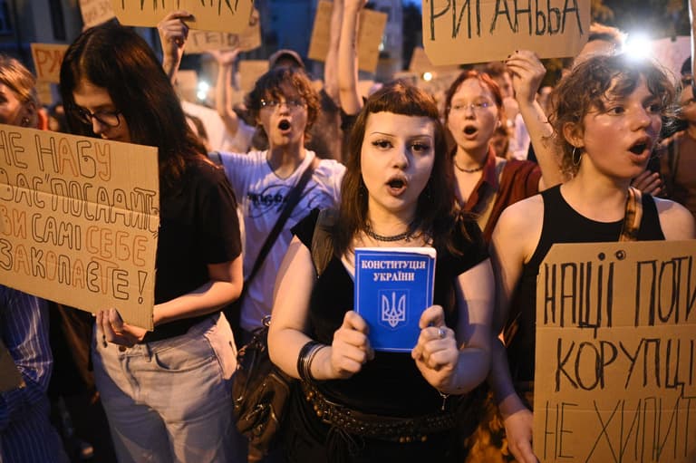 'Veto the law!' — Protests held across Ukraine after parliament passes ...