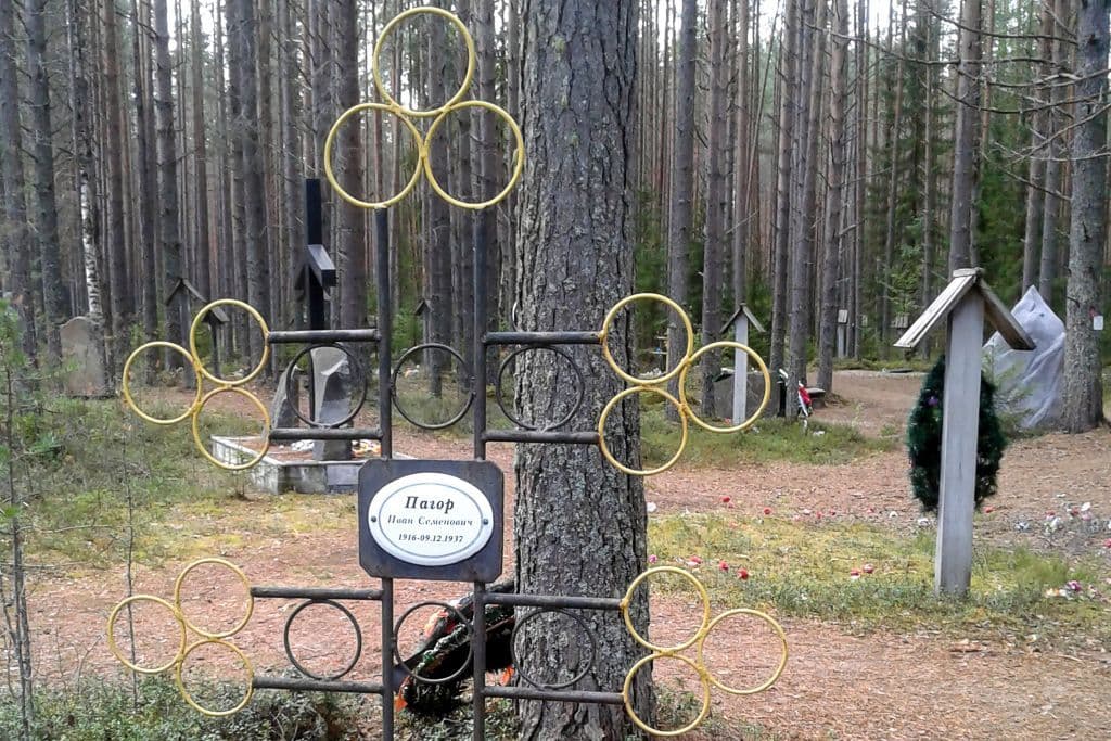 Far-right Russian group disrupts ceremony honoring victims of Stalinist ...