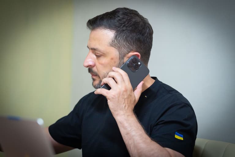 Zelensky holds phone call with Trump's envoys as Russia claims talks ...