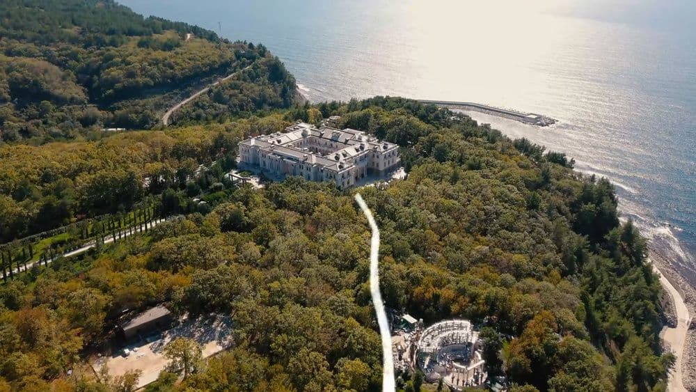Ukrainian drone сauses fire near Vladimir Putin's Black Sea palace and ...